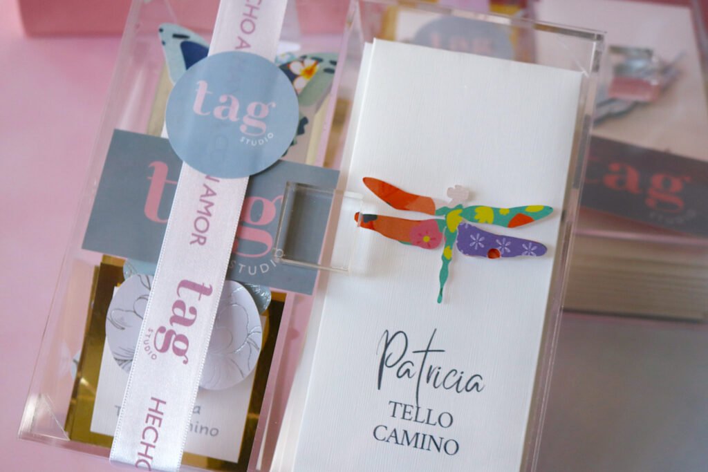 Caja Acrilico 10 Sobres & 12 Tags - Tag Studio